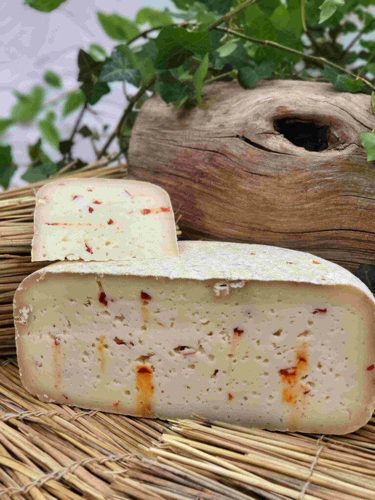 Tomme de Brebis poivron et piment Espelette - Fromages et Associés